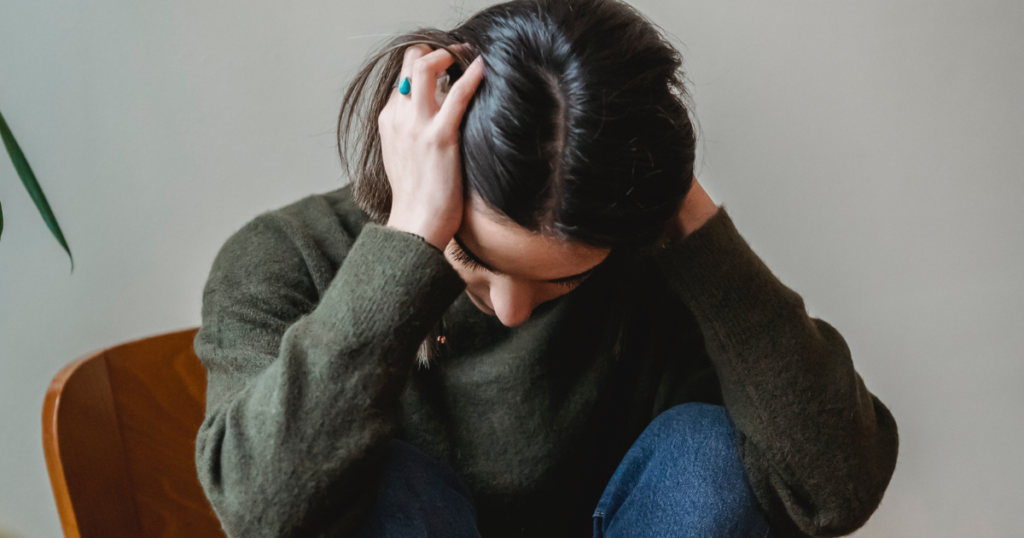 7 Scenarios That Can Spark Relationship Anxiety - Realistic Reads